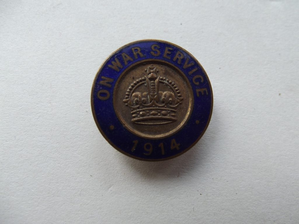 WW1 ON WAR SERVICE BADGE DATED 1914 - DBG Militaria