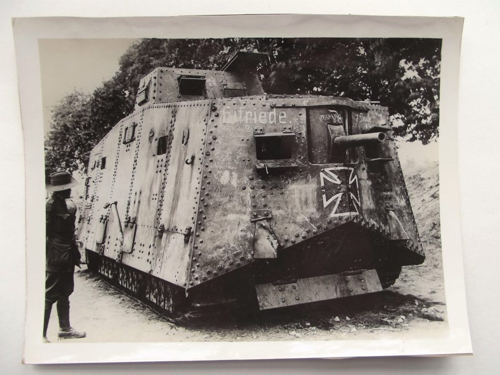 WW1 AUSTRALIAN PRESS PHOTO CAPTURED GERMAN TANK ELFRIEDE - DBG Militaria