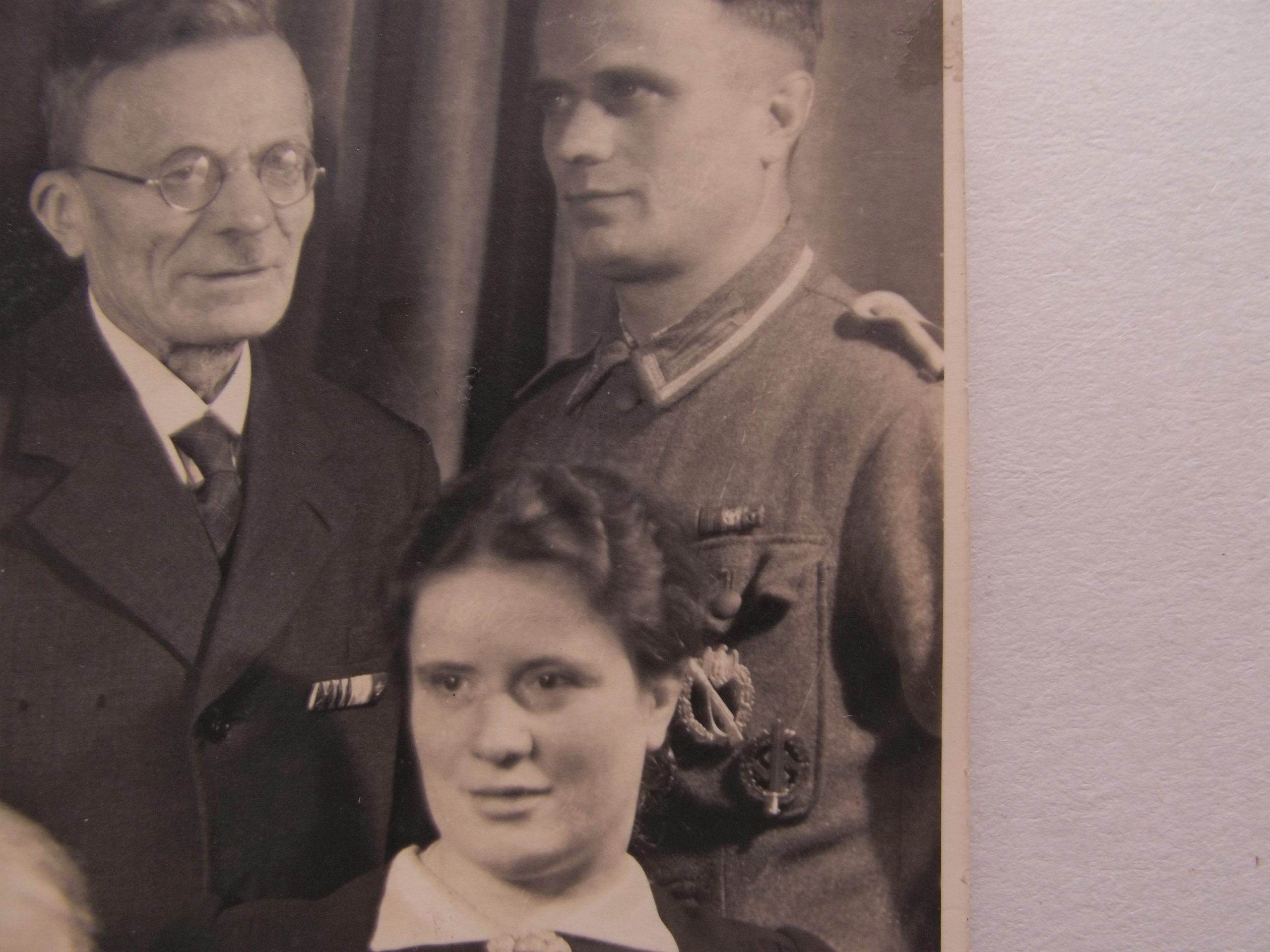 WW2 GERMAN FAMILY PORTRAIT POSTCARD DATED 1943 - DBG Militaria