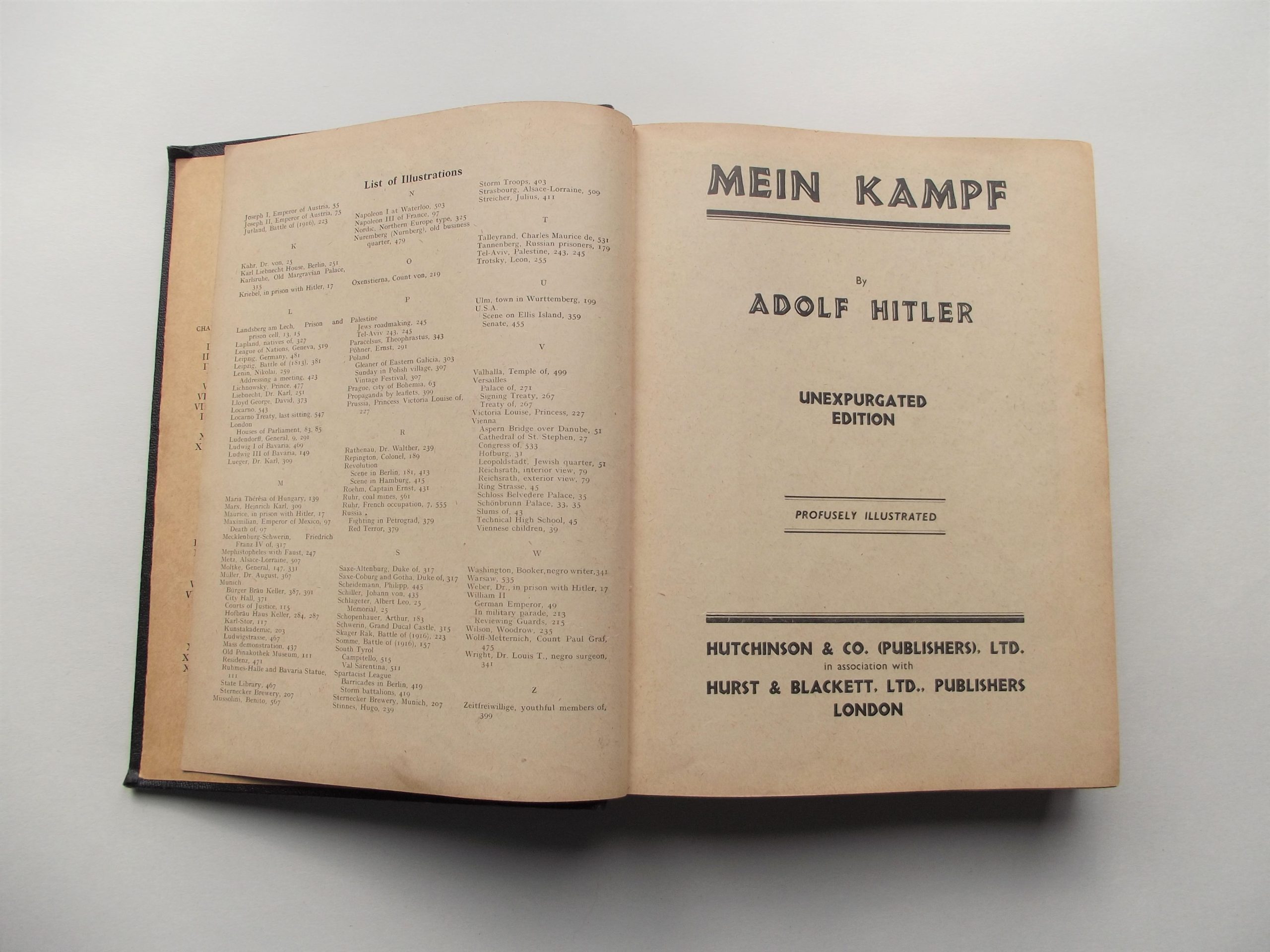 ADOLF HITLERS MEIN KAMPF ILLUSTRATED ENGLISH HUTCHINSON - DBG Militaria
