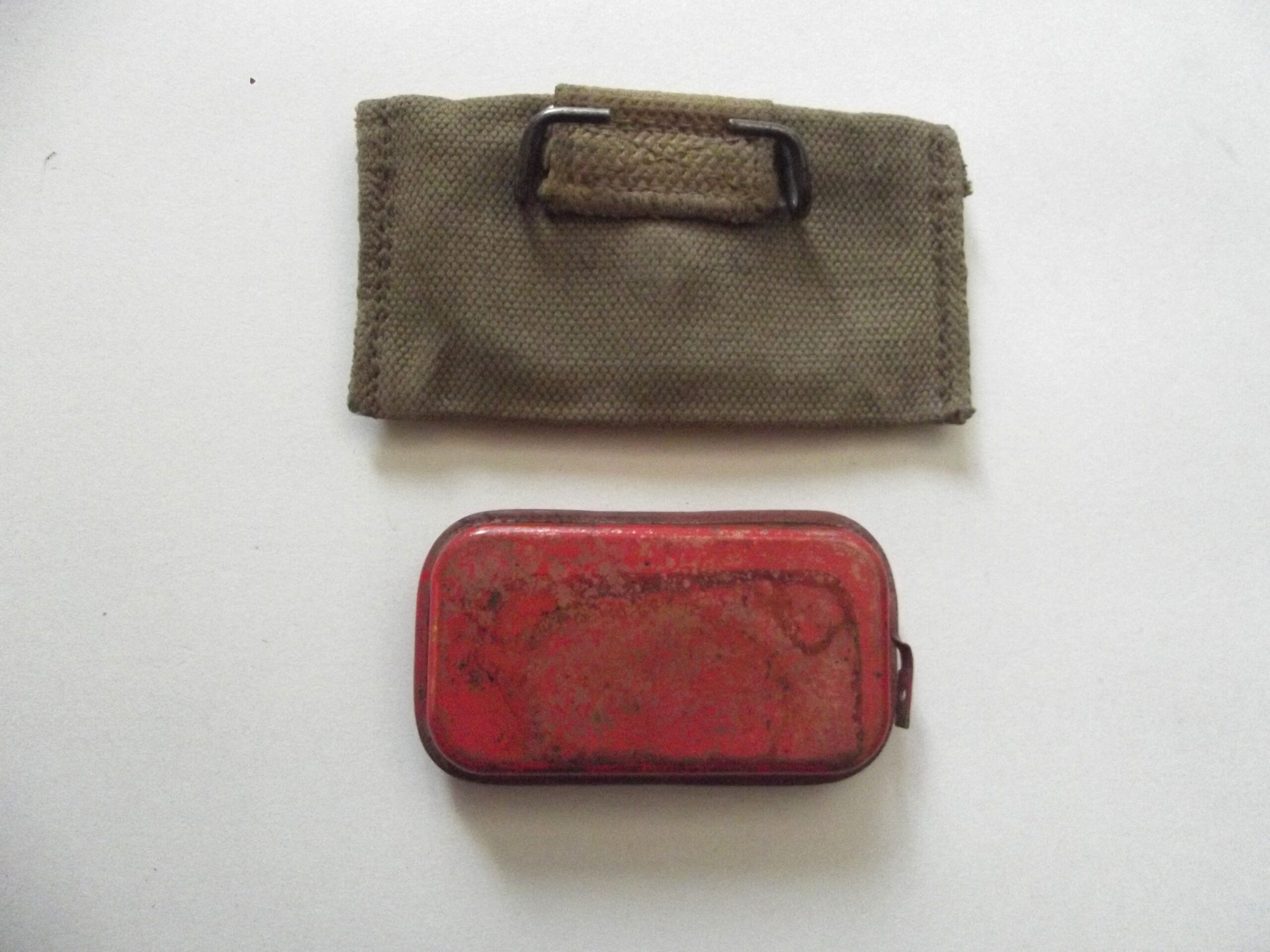 WW2 AMERICAN M1924 FIRST AID WEBBING POUCH & CARLISLE TIN - DBG Militaria