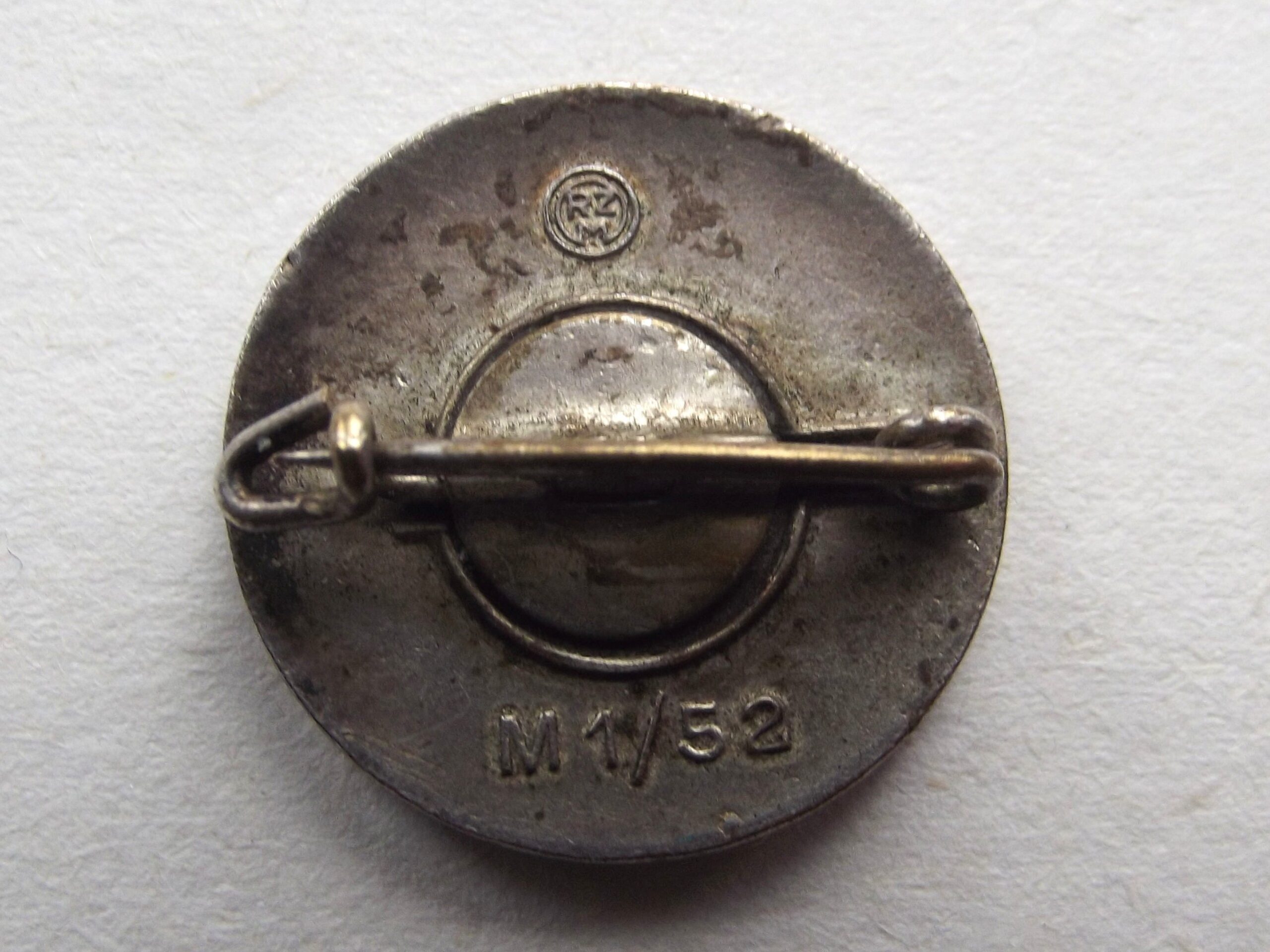 WW2 GERMAN N.S.D.A.P ENAMEL PIN BACKED PARTY BADGE M1/52 - DBG Militaria